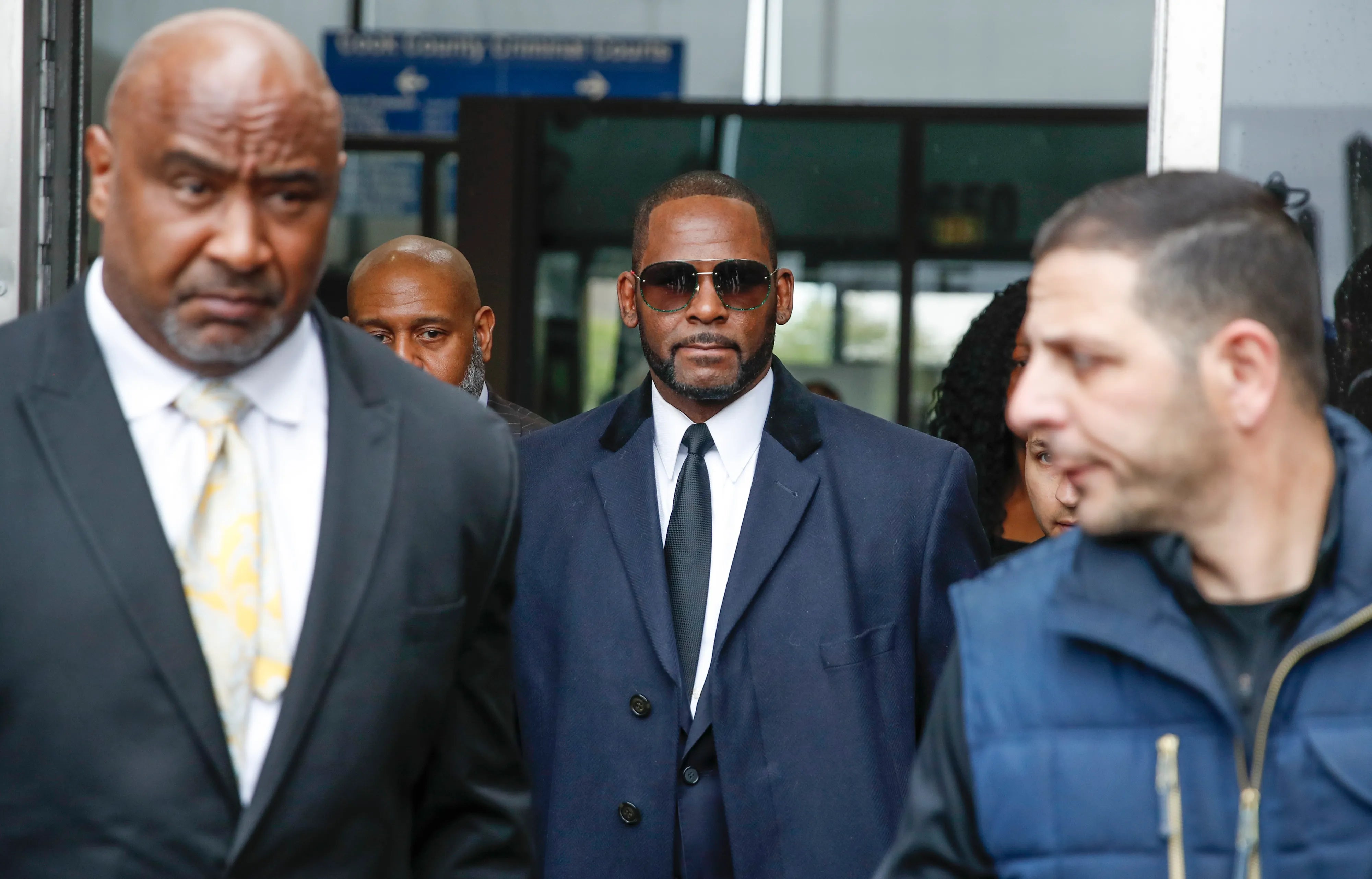 Prison Officer in R. Kelly Privacy Invasion Case Disputes Singer’s Cla ...